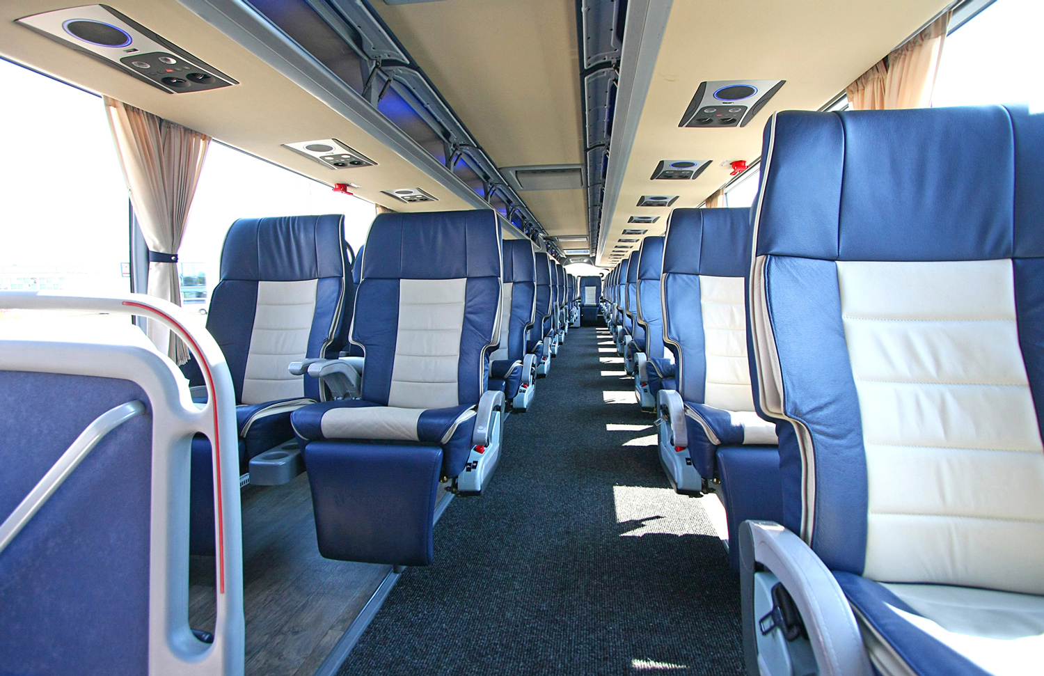 Snowtravel | Vervoer | Bus | First Class