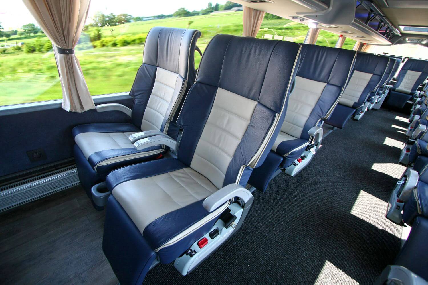 Snowtravel | Vervoer | Bus | First Class